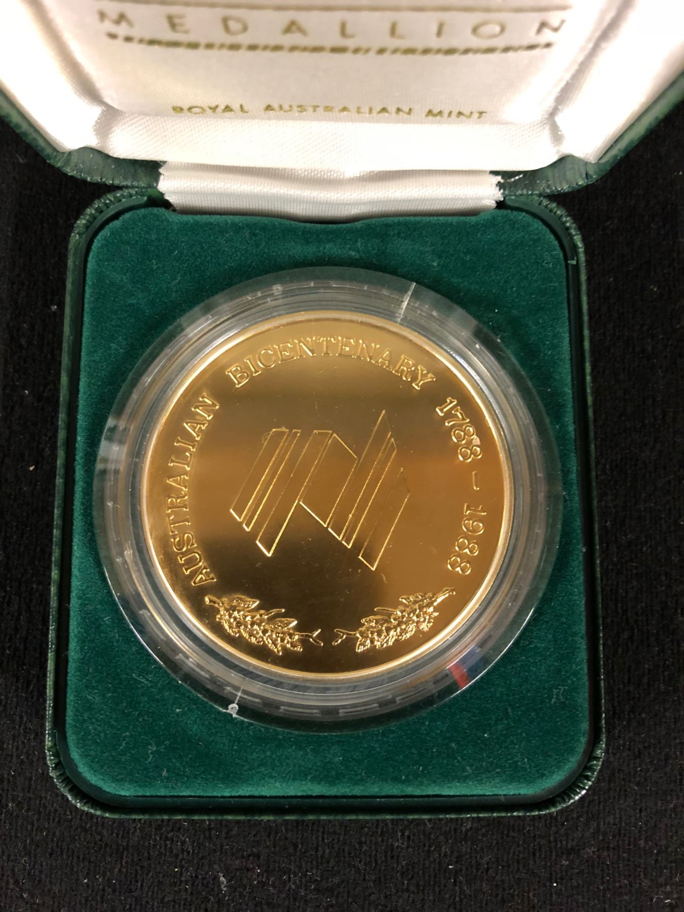 THE OFFICIAL BICENTENNIAL COMMEMORATIVE MEDALLION (AUSTRALIA 1788-1988)