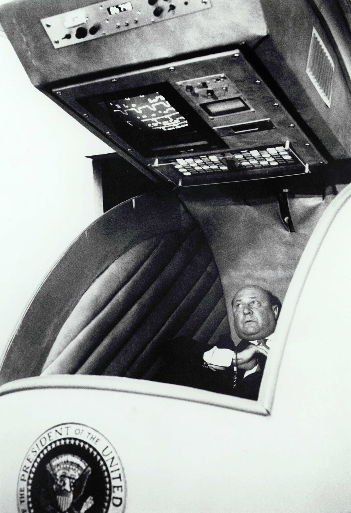 Egg-Shaped Spacecraft - MORK & MINDY (1978 - 1982) / ESCAPE FROM NEW ...