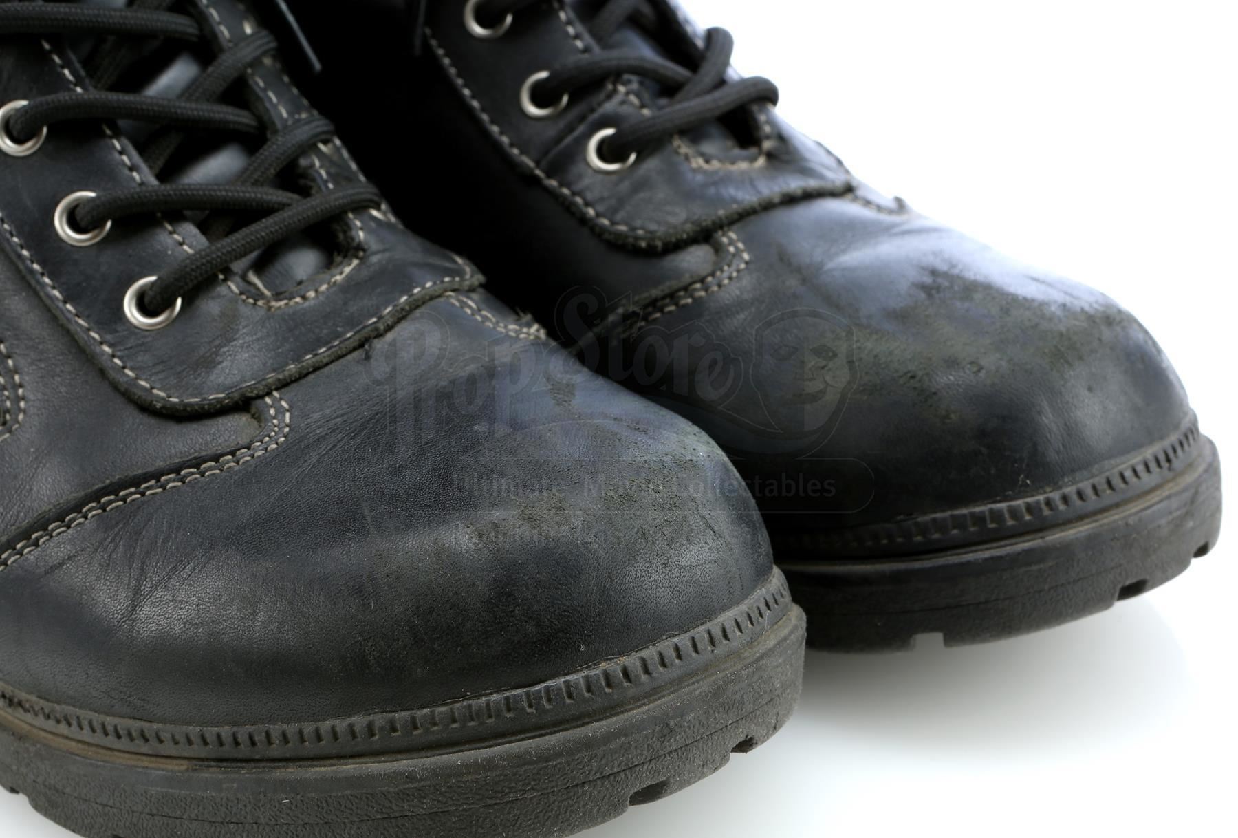 Gemma Teller Morrow's (Katey Sagal) Death Scene Motorcycle Boots - SONS ...