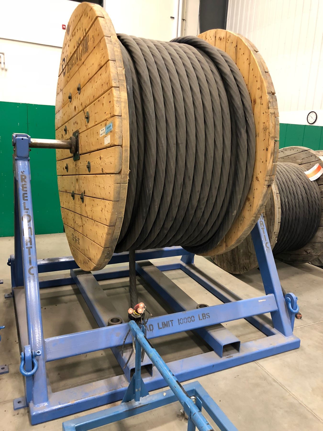 Reel-o-matic load limit of 10000 lbs., with Spool 3C 4/0 AWG 15KV SHD ...