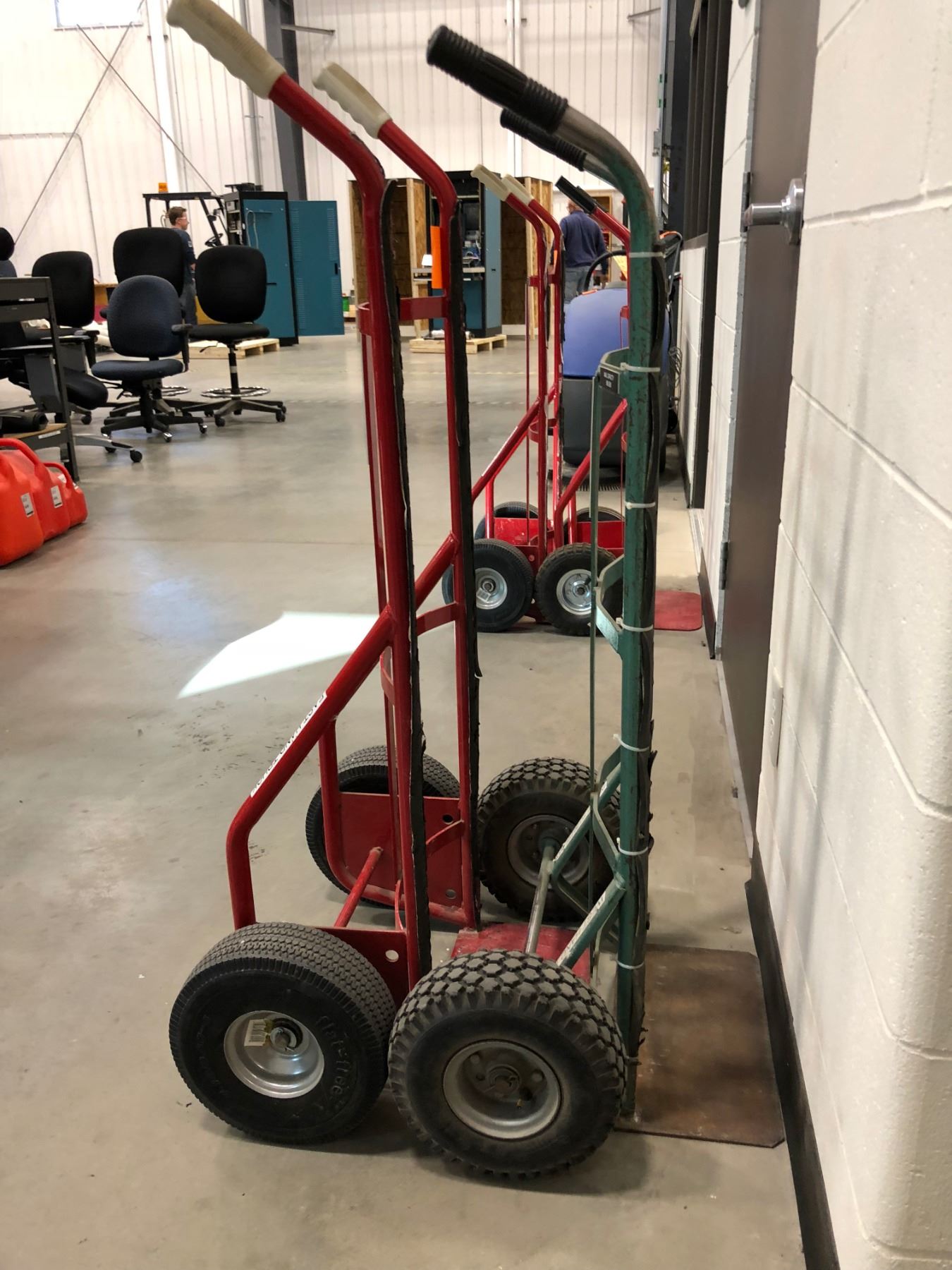 Dayton red wheeler model 3W087H, red wheeler