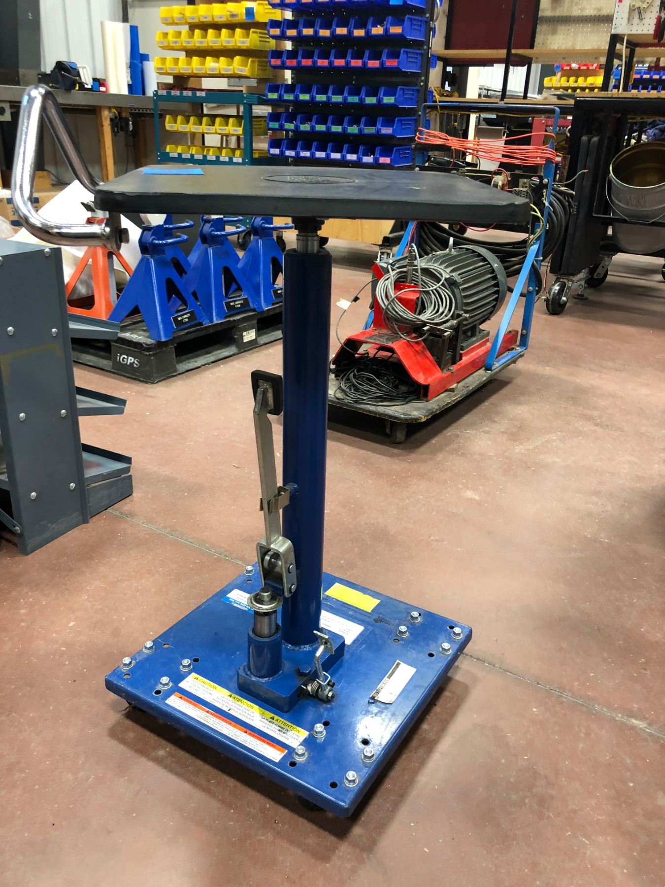 VESTIL rolling lift table Mod HT-02-1616A 200lb capacity