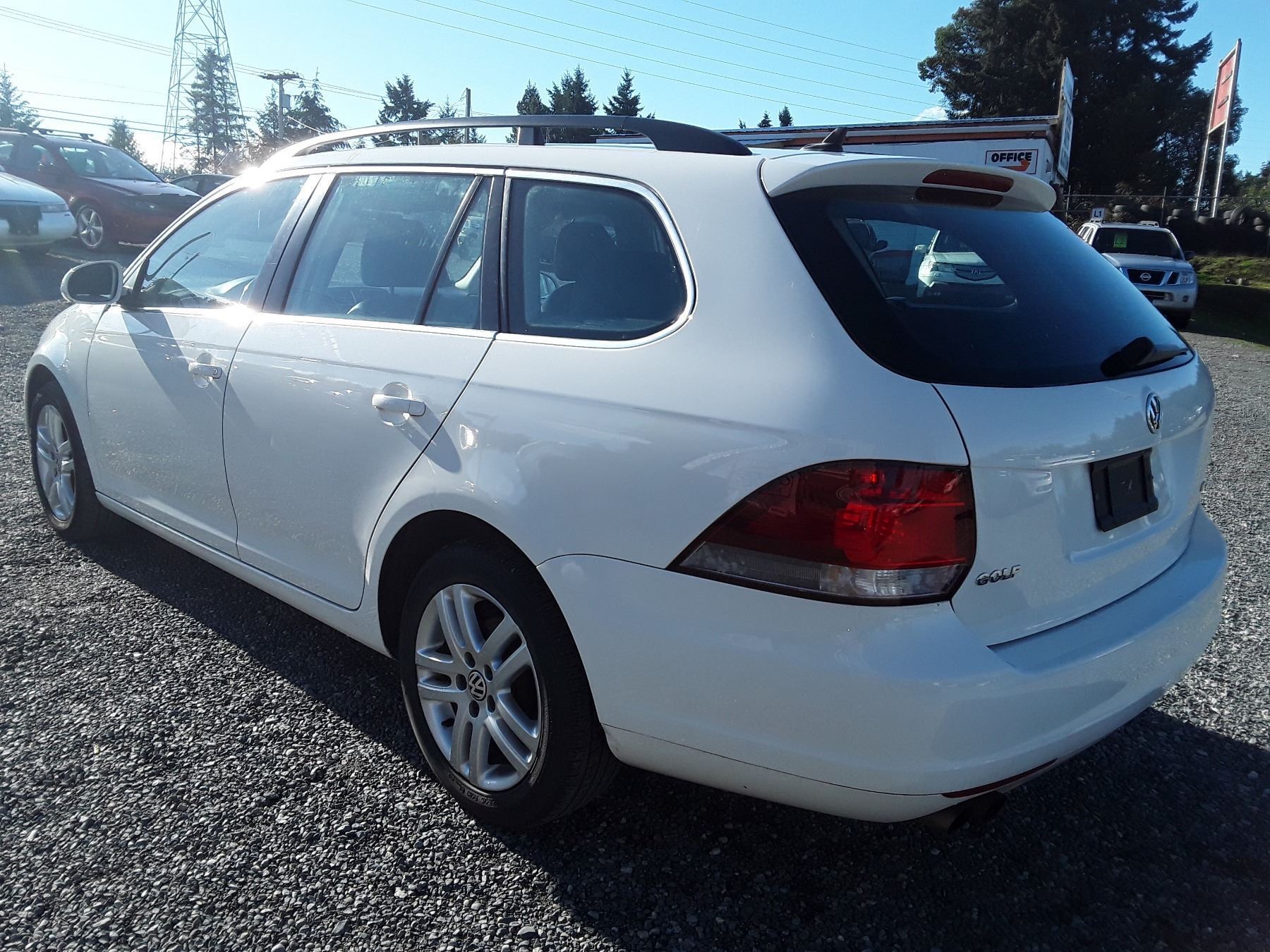 C2 -- 2011 VW Golf Wagon , White , 199762 KM's