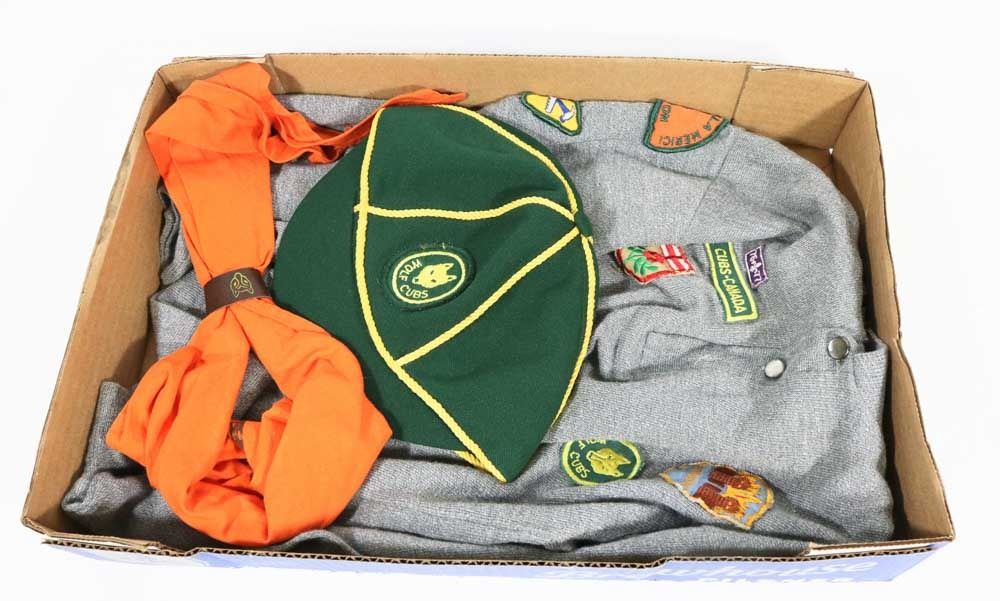 VINTAGE 1976-1977 WOLF-CUB UNIFORM W/ BADGES