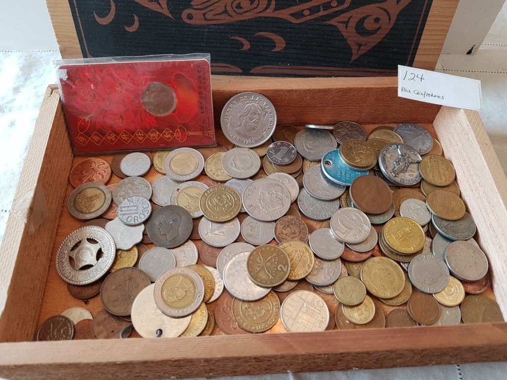 WOODEN BOX (W/COINS/TOKENS) - Schmalz Auctions