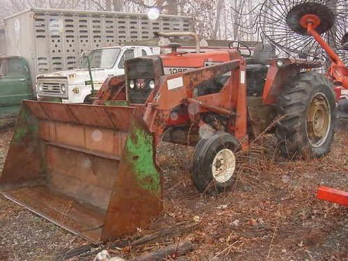 Massey-Fergusan 1085 Tractor w/ MF 246 loader