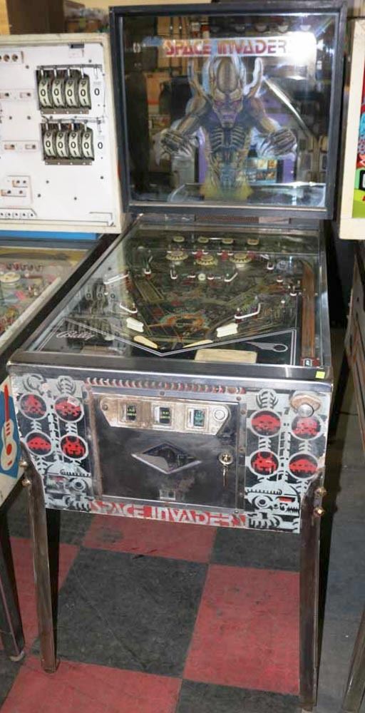 SPACE INVADERS BY BALLY PINBALL MACHINE