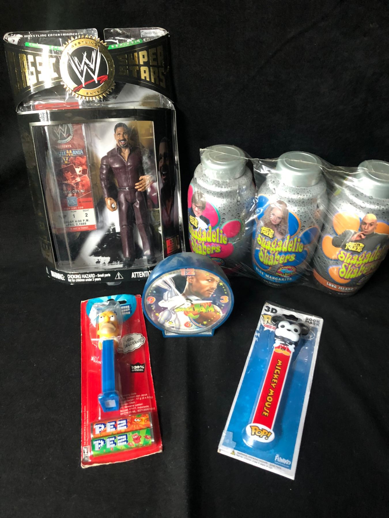TOYS/ COLLECTIBLES LOT (WWE FIGURE/ PEZ DISPENSERS...)