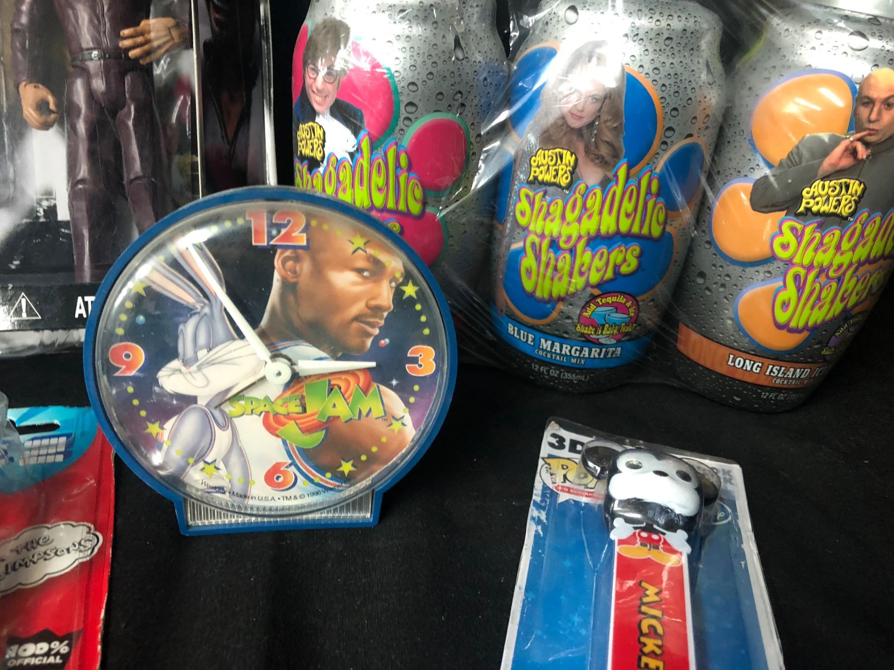 TOYS/ COLLECTIBLES LOT (WWE FIGURE/ PEZ DISPENSERS...)