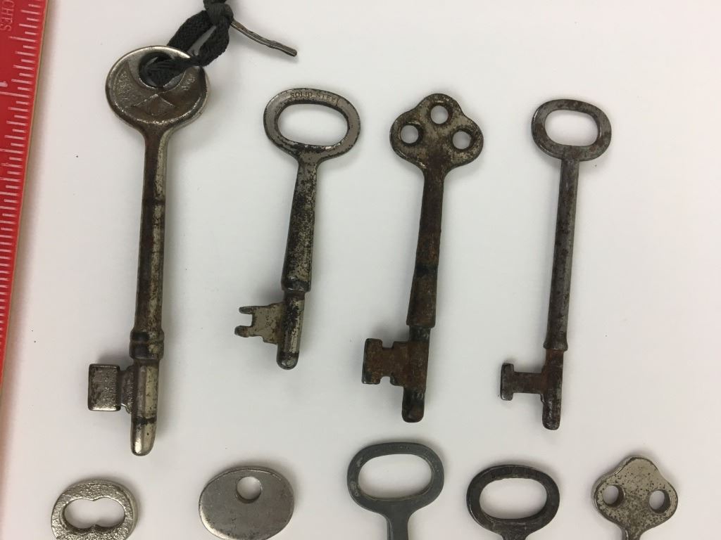 LOT OF 13 SKELETON KEYS