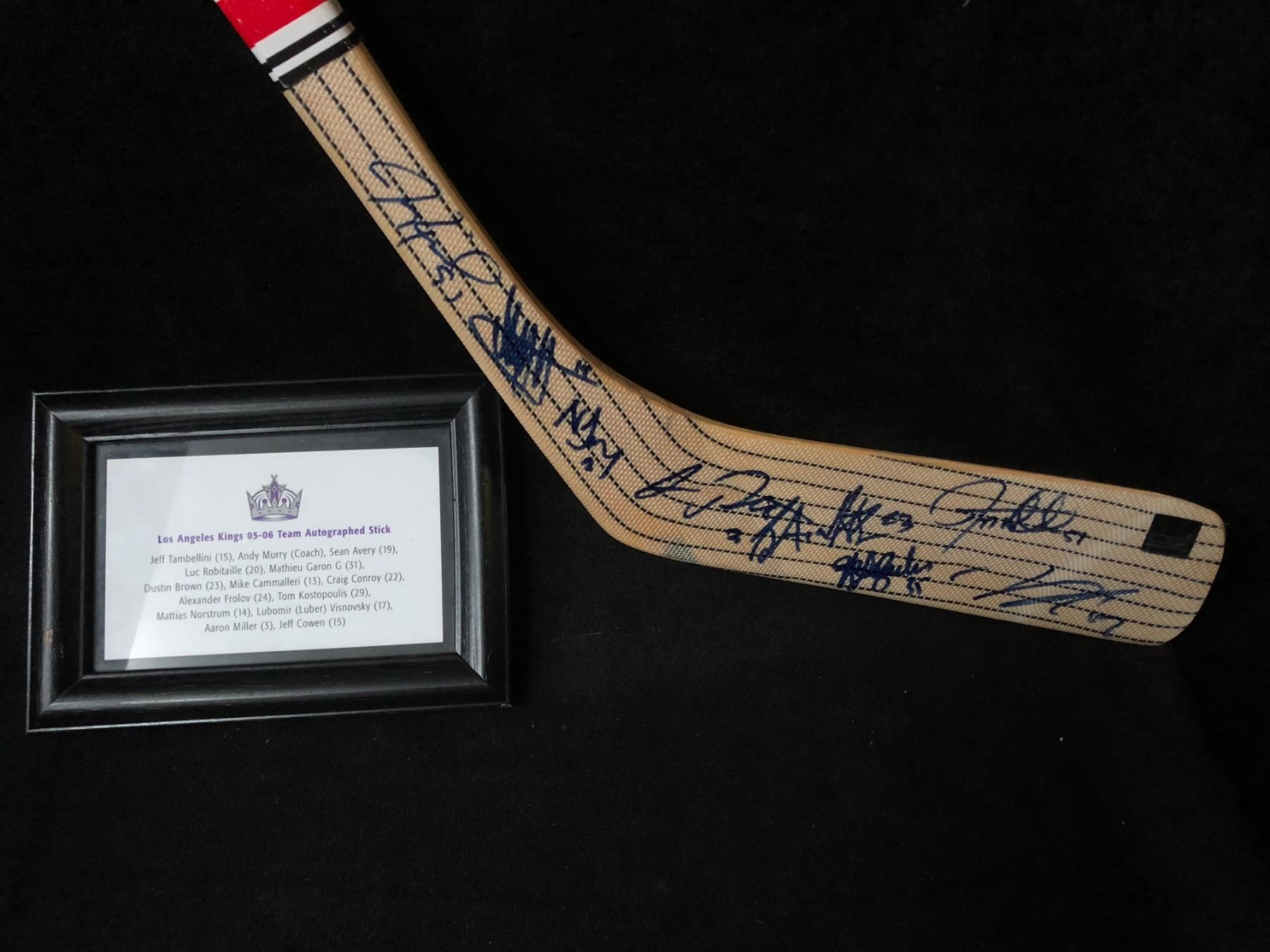 2005-06 LA KINGS TEAM SIGNED HOCKEY STICK ( CSI COA)