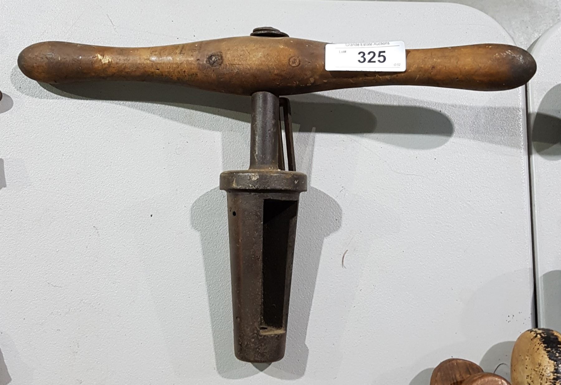 ANTIQUE BARN BUILDING CARPENTER'S AUGER