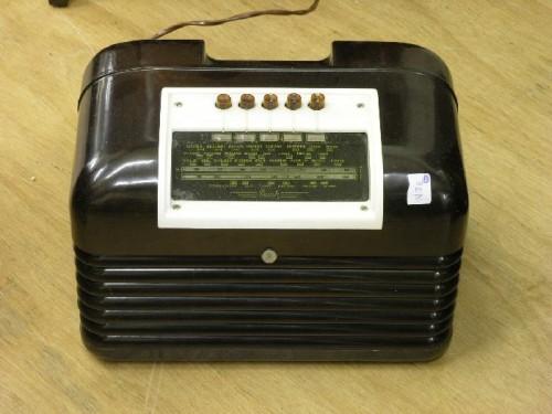 A Bush Model DAC10 brown Bakelite radio, with cream knobs and dial ...