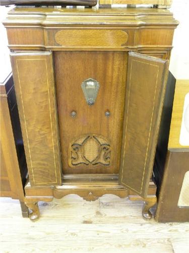 A 1930's Majestic Model 233 walnut radiogram, with Garrard Bakelite ...