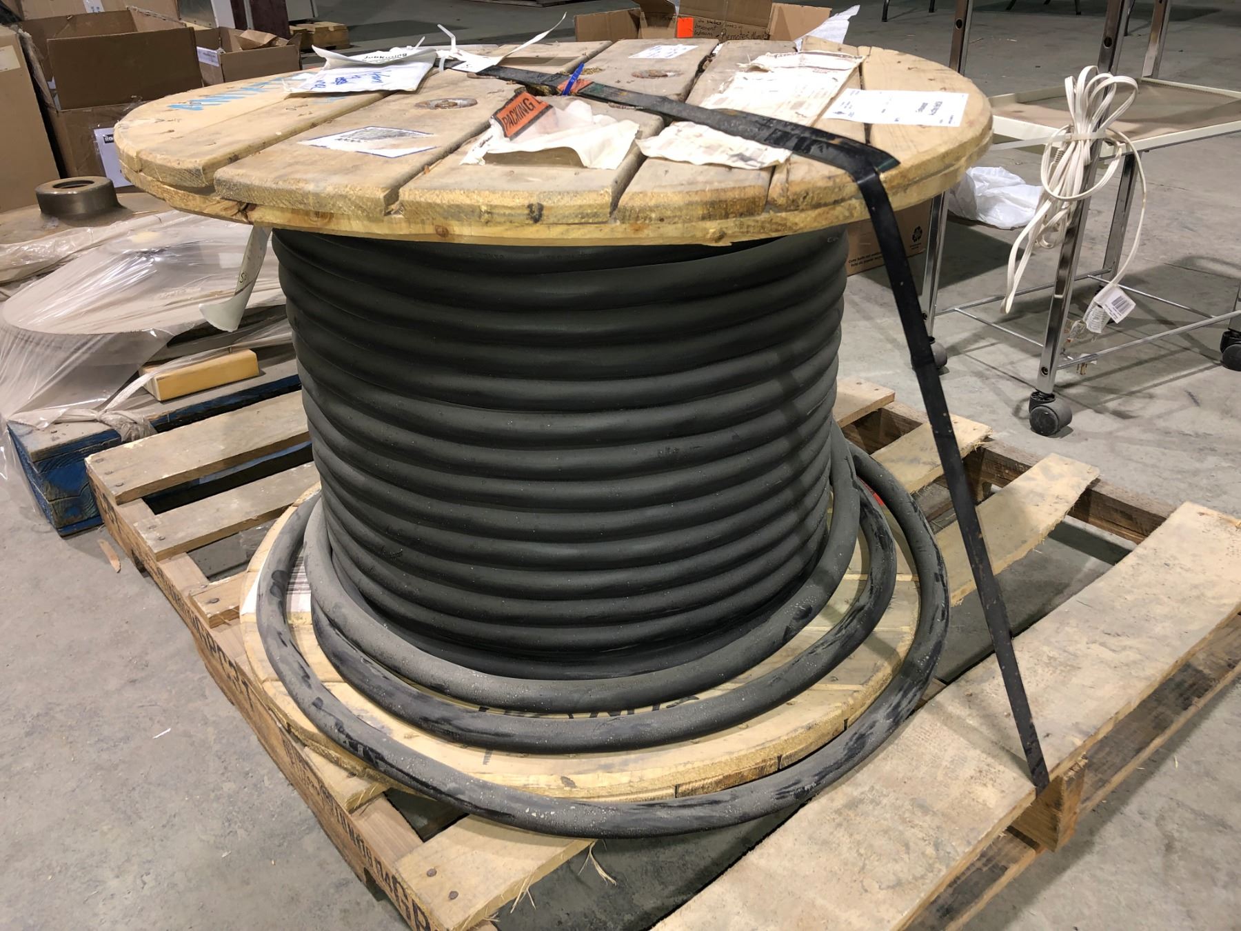 Approx 100 metre spool of 2000 volt 90 degree electrical trailing cable
