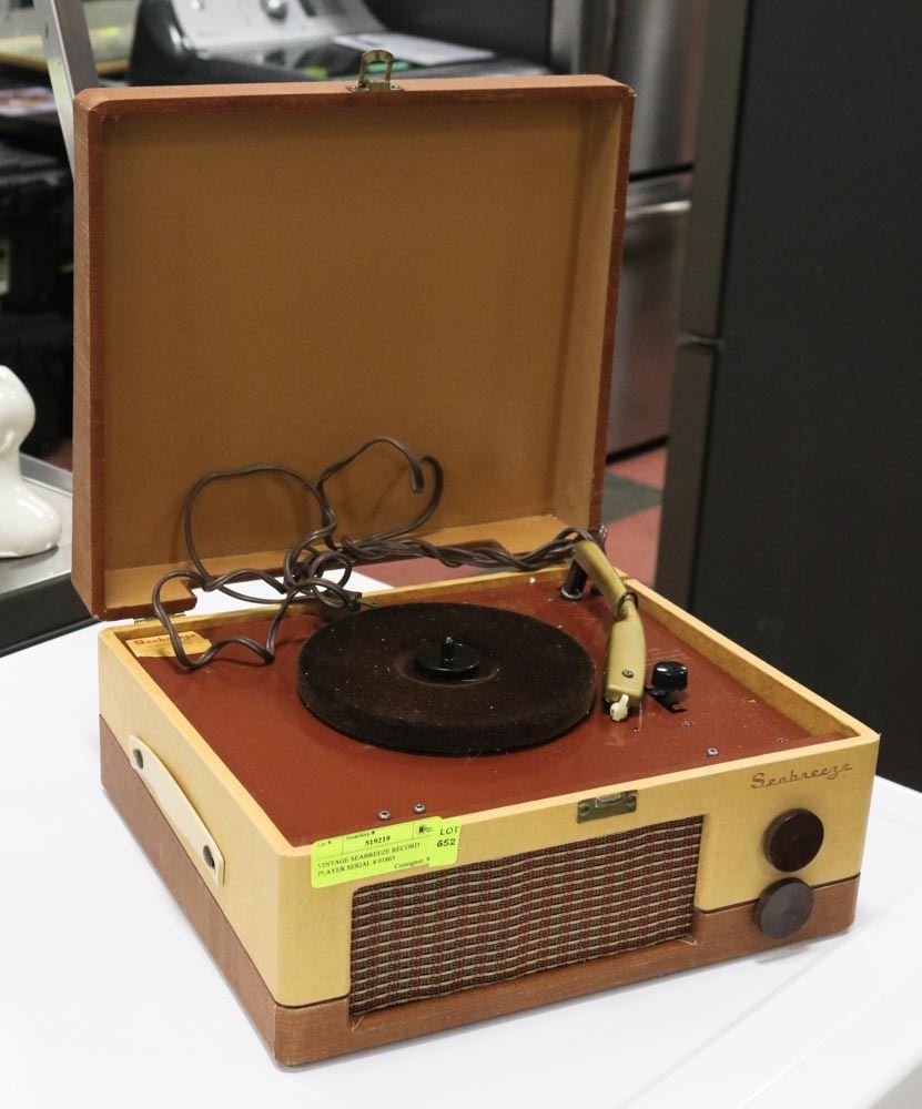 VINTAGE SEABREEZE RECORD PLAYER SERIAL # 01865 - Kastner Auctions
