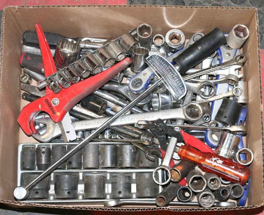 BOX OF ASSORTED MECHANICS TOOLS - Kastner Auctions