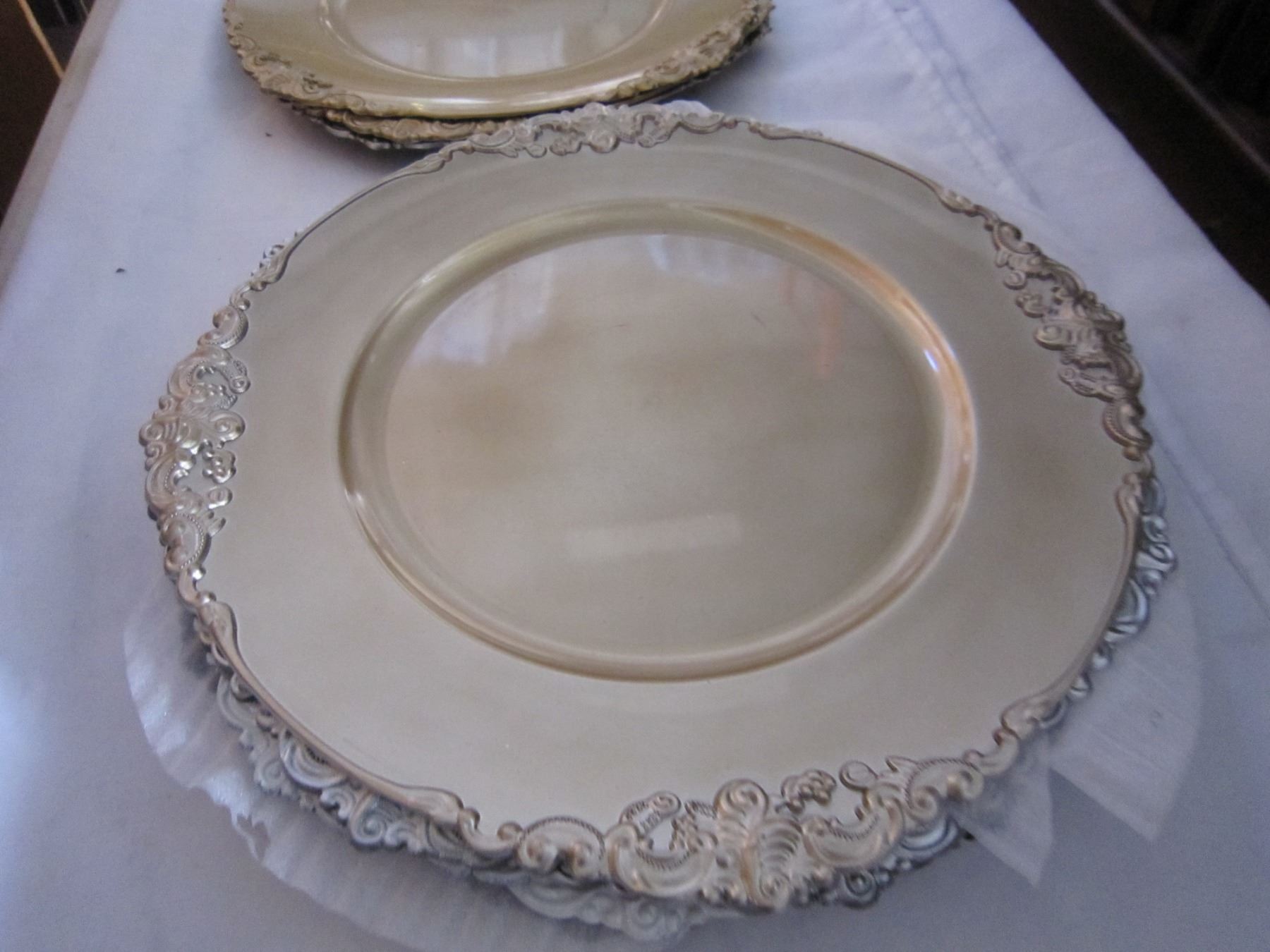 LOT OF CHARGER PLATES Big Valley Auction lot-of-charger-plates-big-valley-auction