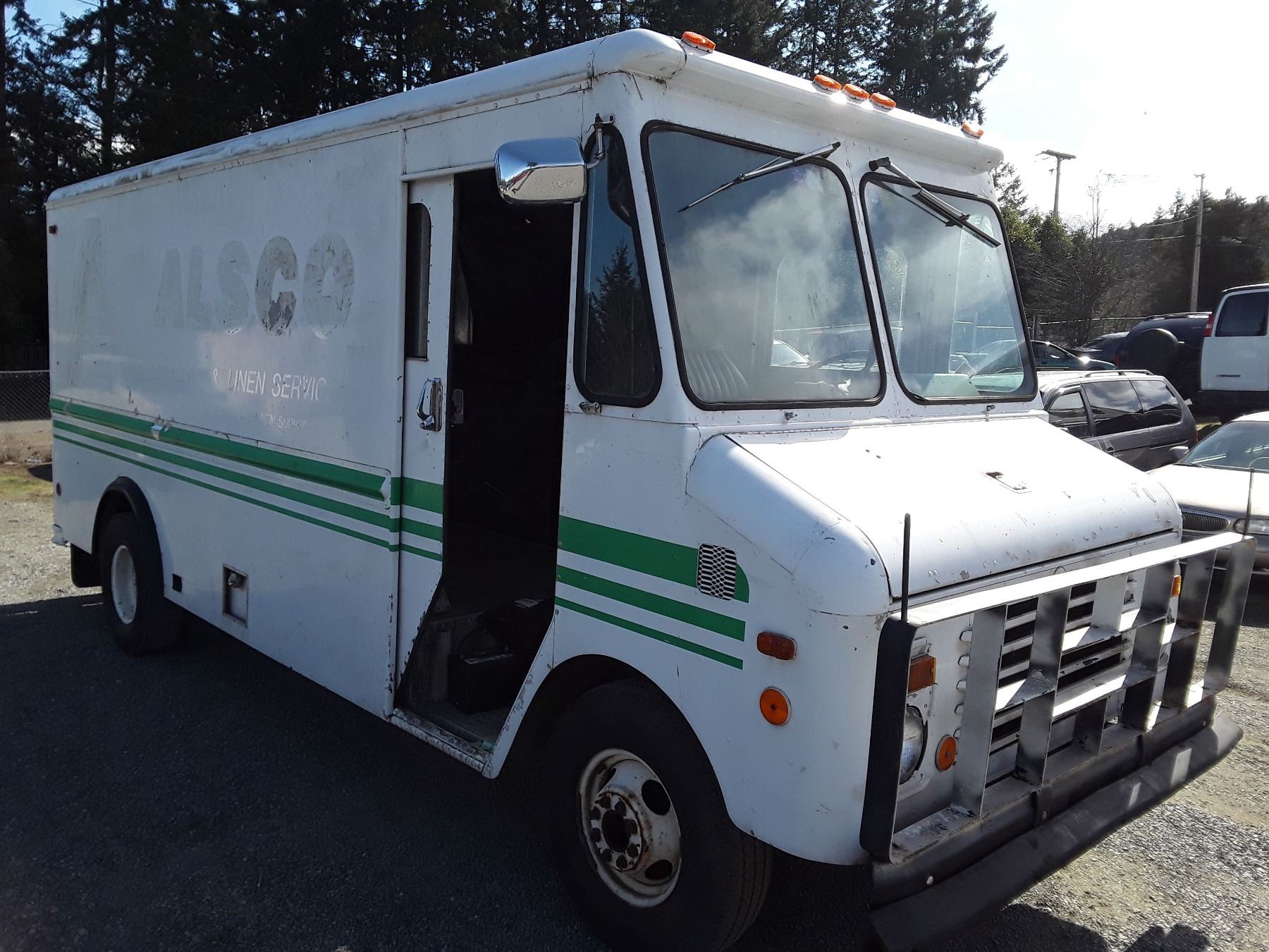 0A -- 1982 GMC CUBE VAN , White , 209921 KM's