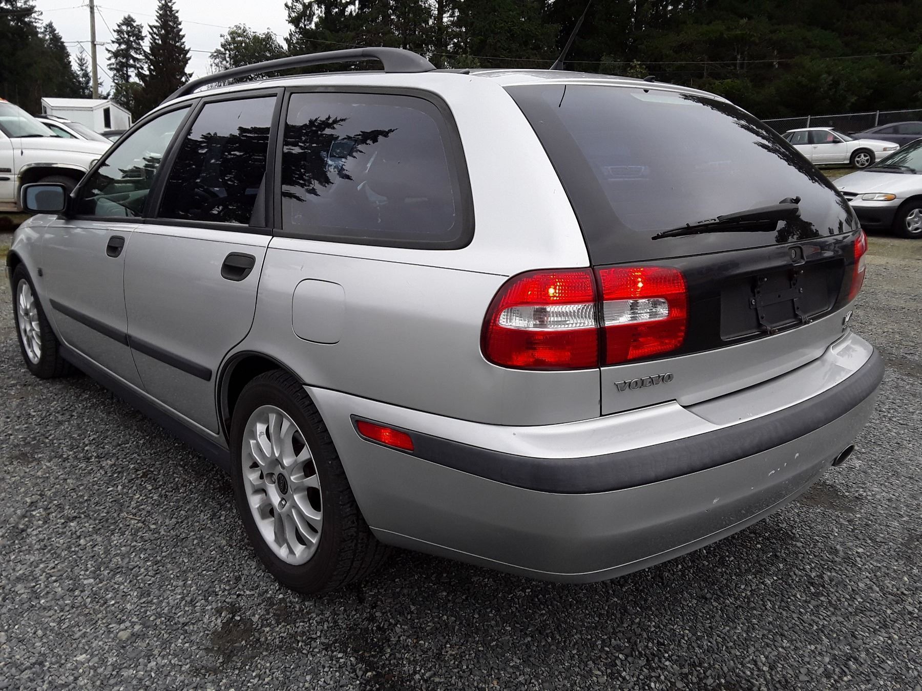 B3 -- 2002 VOLVO V40 , Silver , 162723 KM's