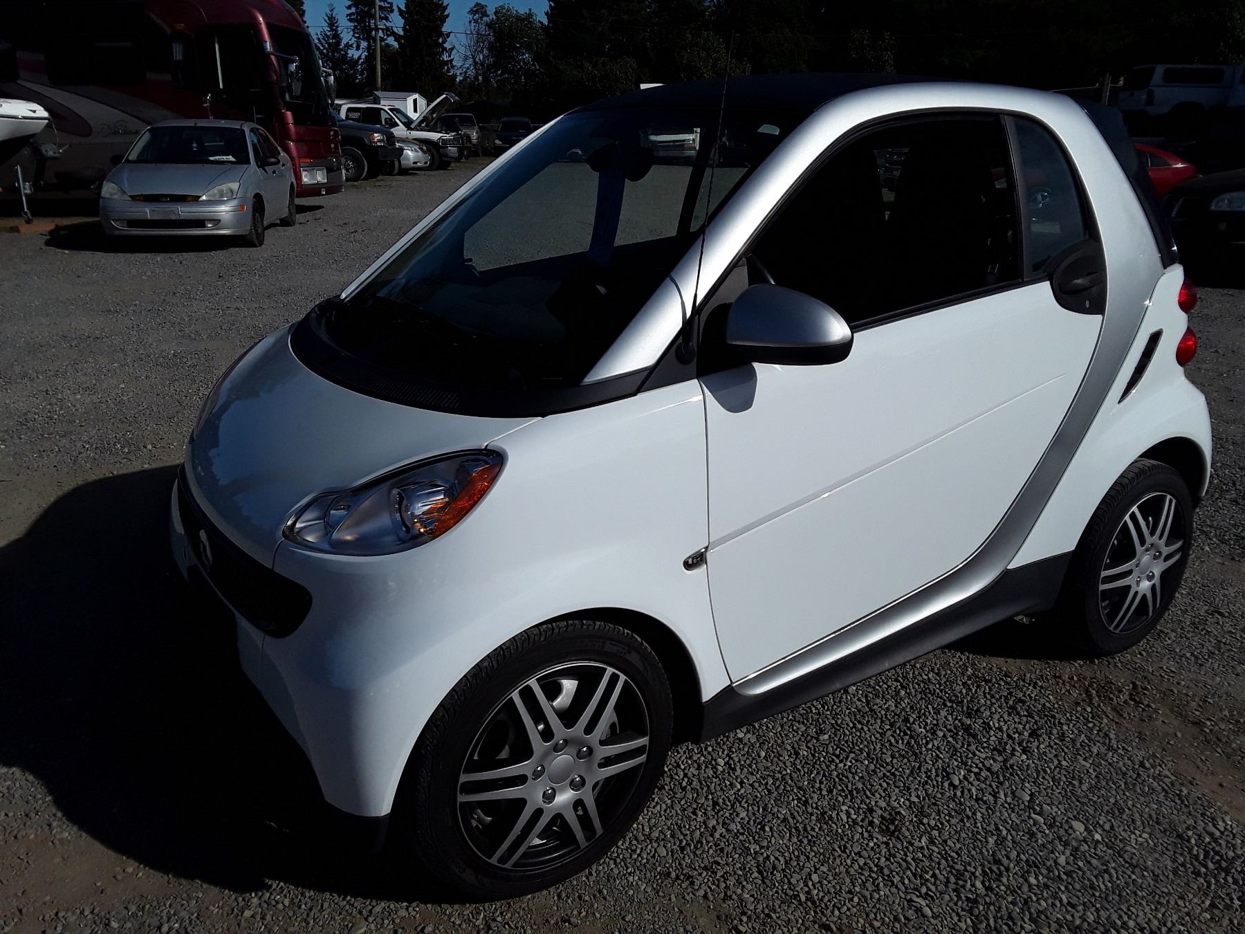 E6 -- 2014 SMART FORTWO , White , 55750 KM's