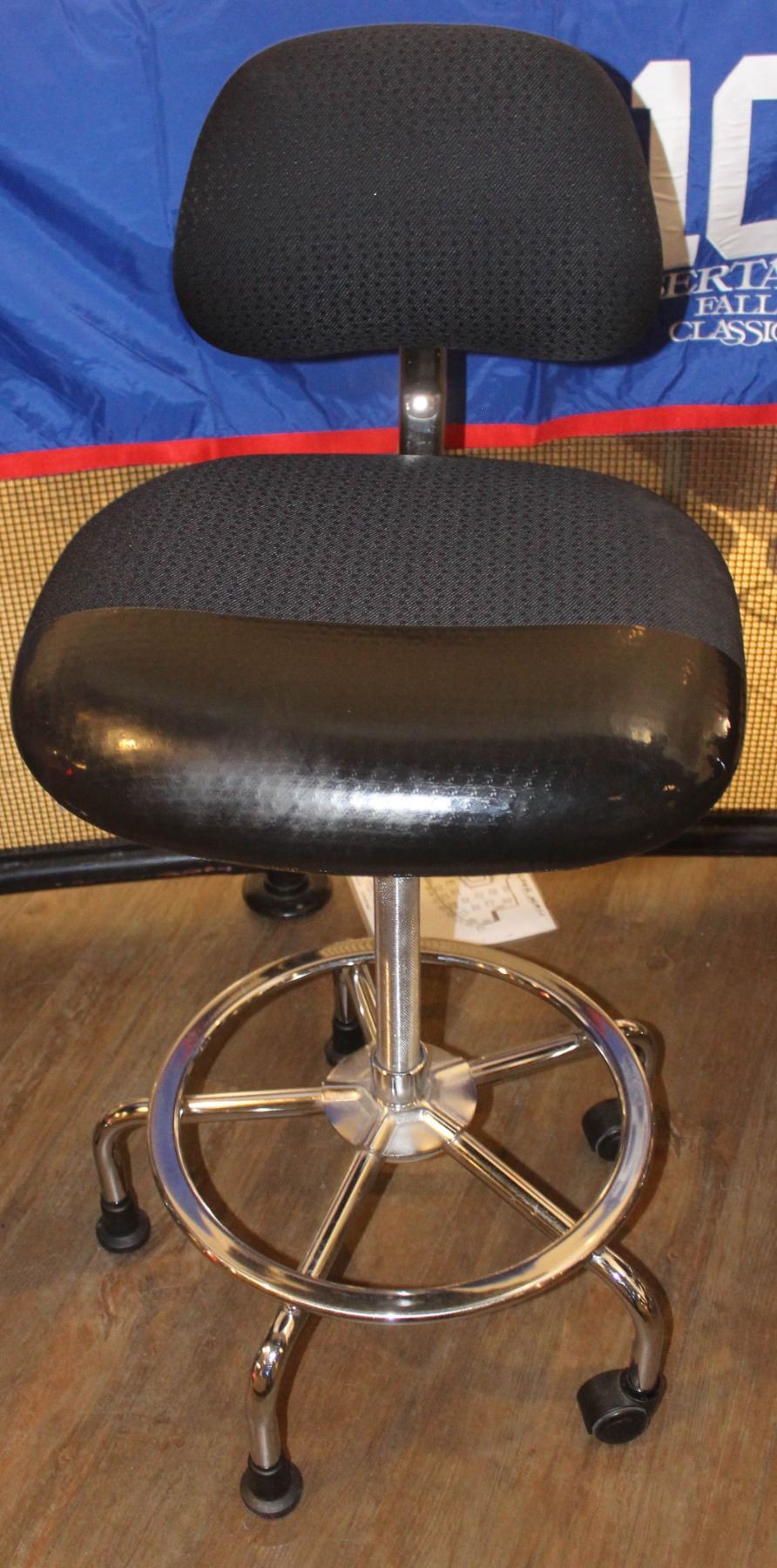 ADJUSTABLE CASHIER CHAIR WITH CHROME BASE