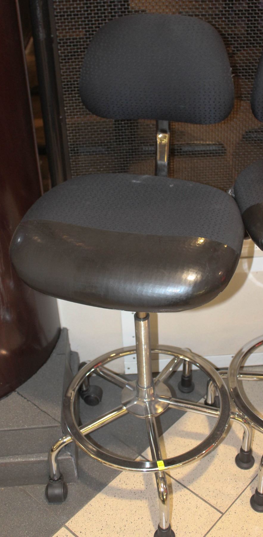 ADJUSTABLE CASHIER CHAIR WITH CHROME BASE