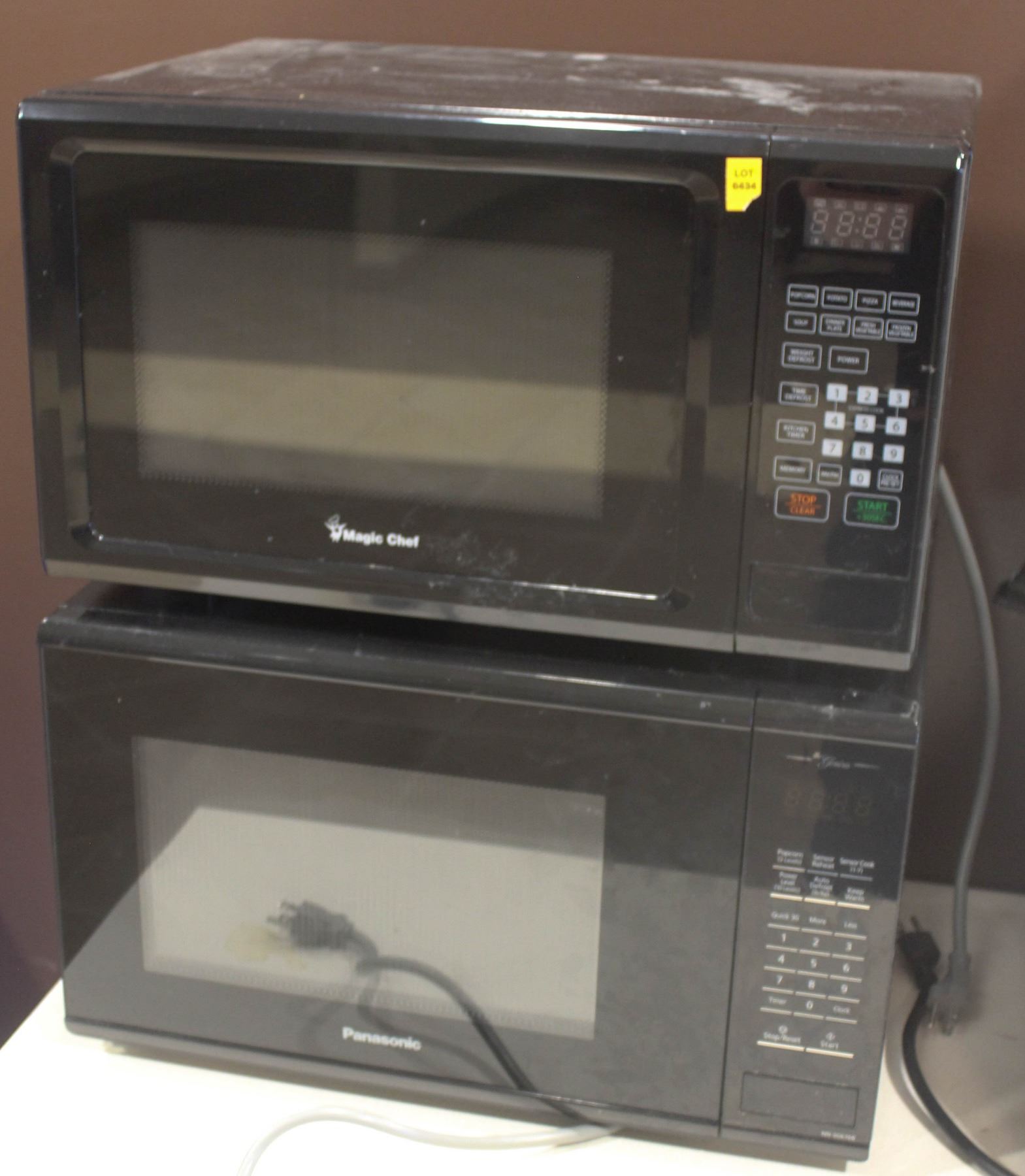LOT OF 2 MICROWAVES -MAGIC CHEF/PANASONIC - Kastner Auctions