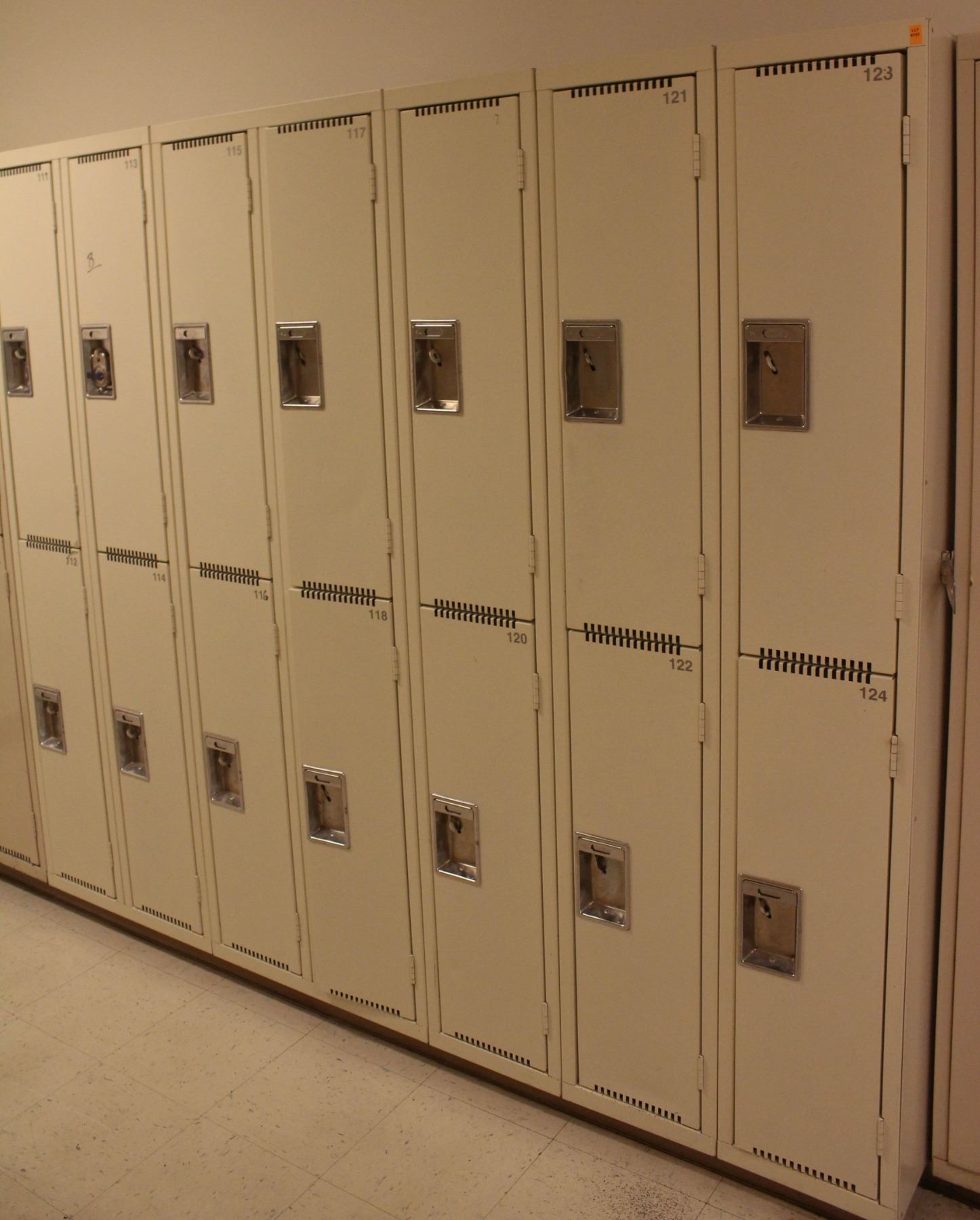 LIGHT BEIGE BANK OF 14 HALF SIZE LOCKERS