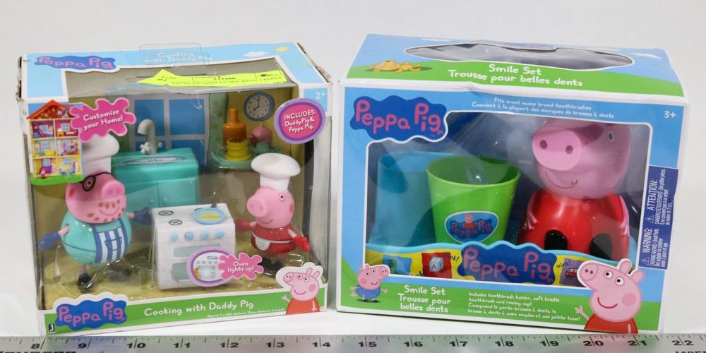 PEPPA PIG SMILES SET WITH 1 PEPPA PIG PLAY SET.
