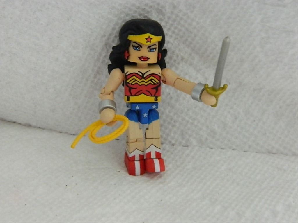 MINI FIGURE - WONDER WOMAN WITH ROPE & SWORD