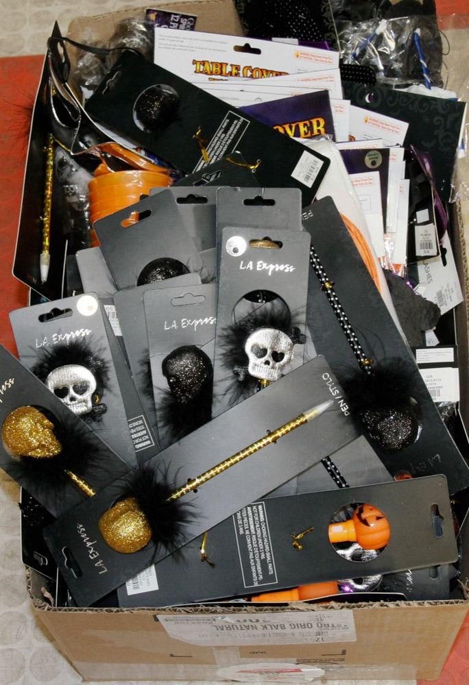 BOX OF ASSORTED HALLOWEEN ITEMS INCLUDING MASKS,