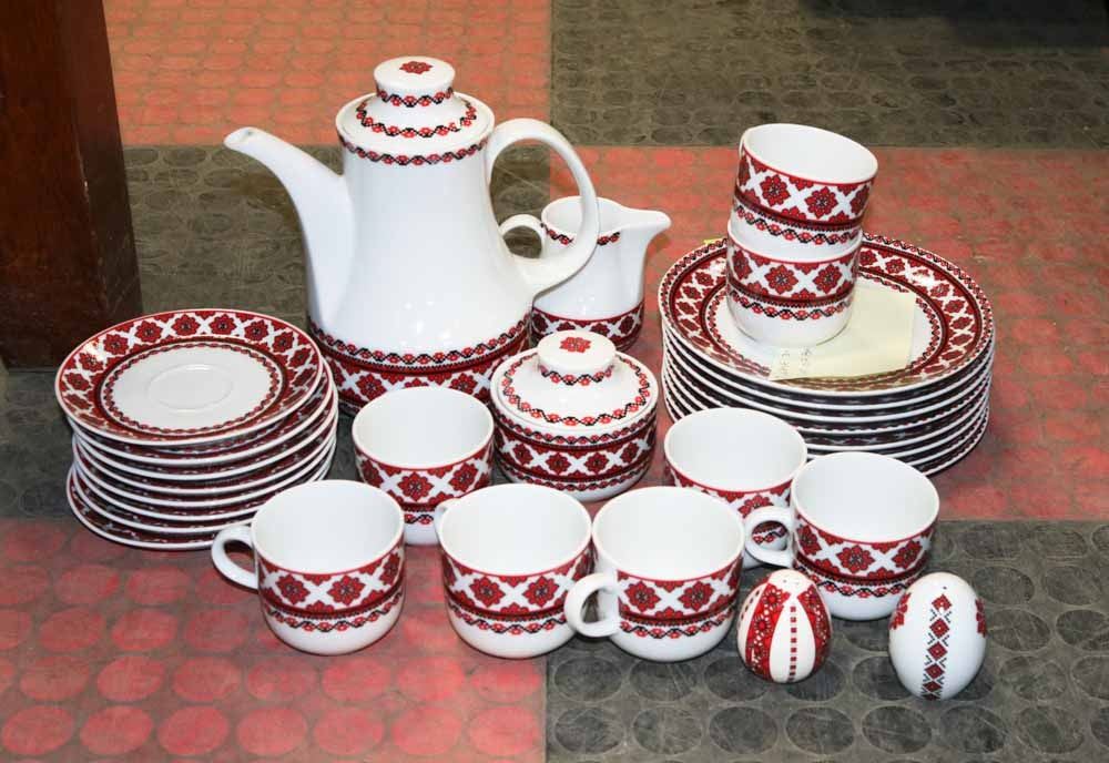 UKRAINIAN DESIGN DISHWARE SET. - Kastner Auctions
