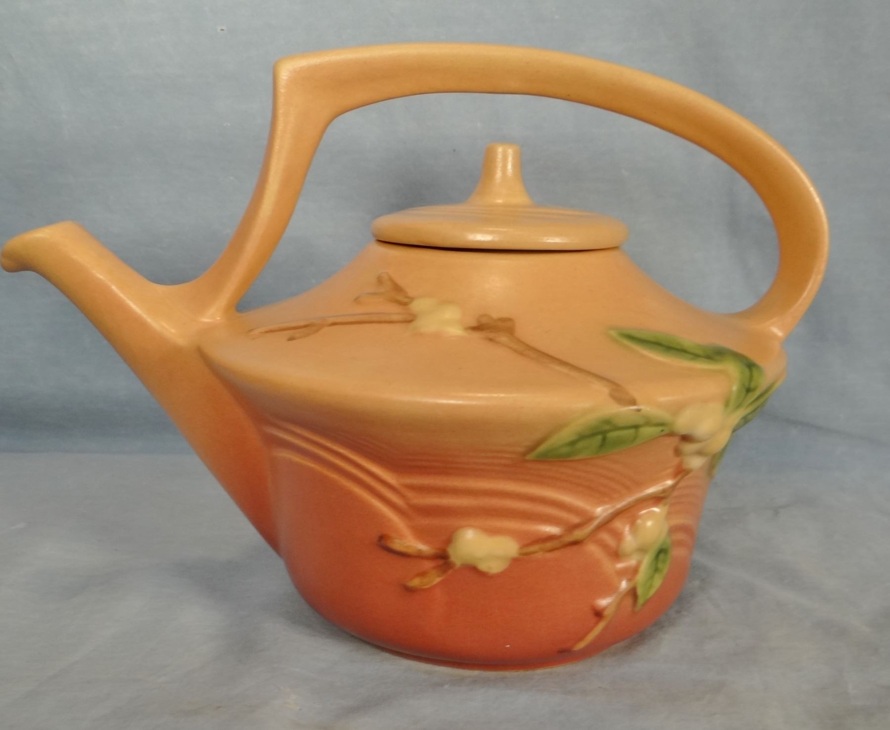 Roseville Snowberry dusty rose tea pot w/lid, 9", 8IL