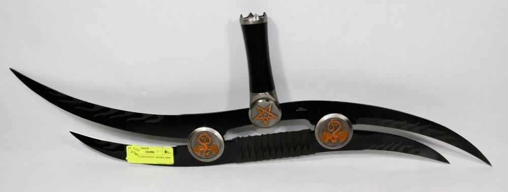 FANTASY DEFENSIVE SWORD ARM BLADE
