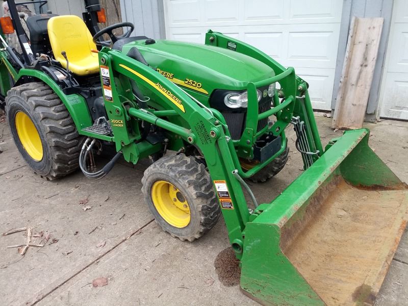 JOHN DEERE 2520 TRACTOR LOADER BACKHOE / 65 HOURS