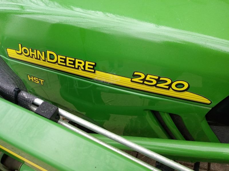 JOHN DEERE 2520 TRACTOR LOADER BACKHOE / 65 HOURS