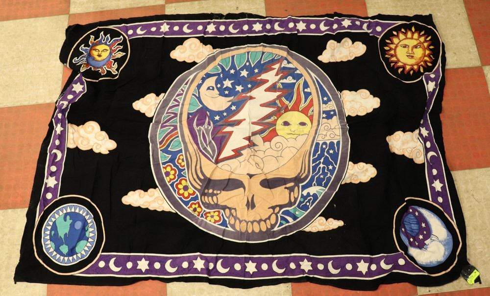 GRATEFUL DEAD WALL FLAG VINTAGE - Kastner Auctions