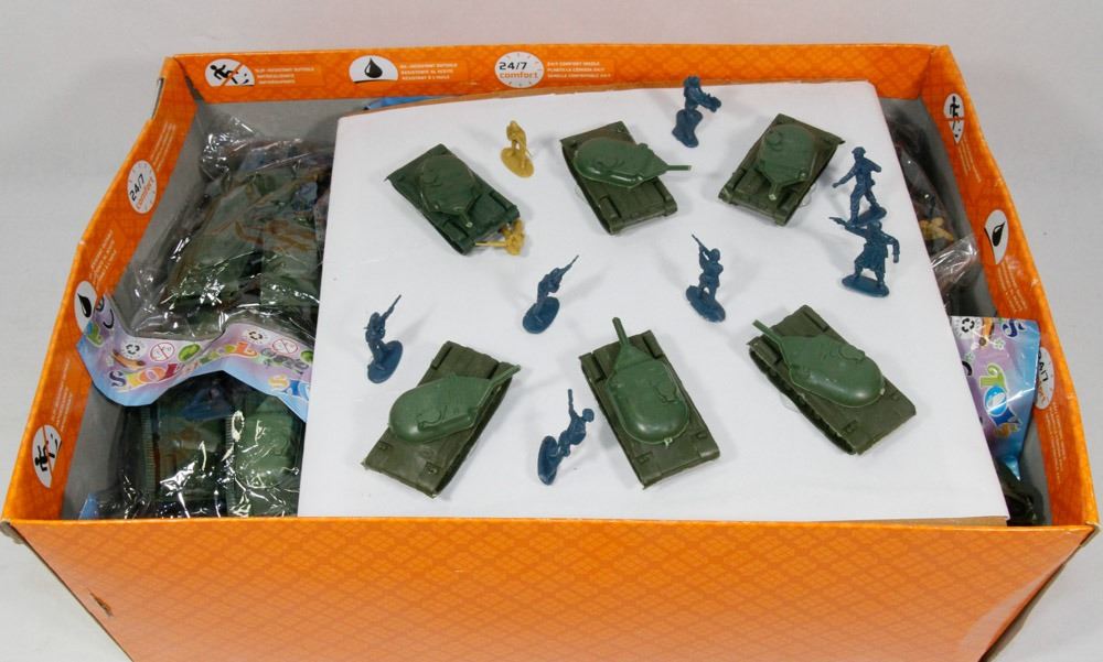 BOX OF NEW PLASTIC TOY SOLDIERS AND TANKS.