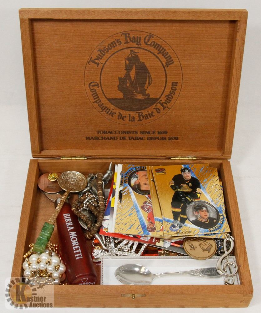 VINTAGE HAVANA CIGARS BOX FULL OF COLLECTIBLE