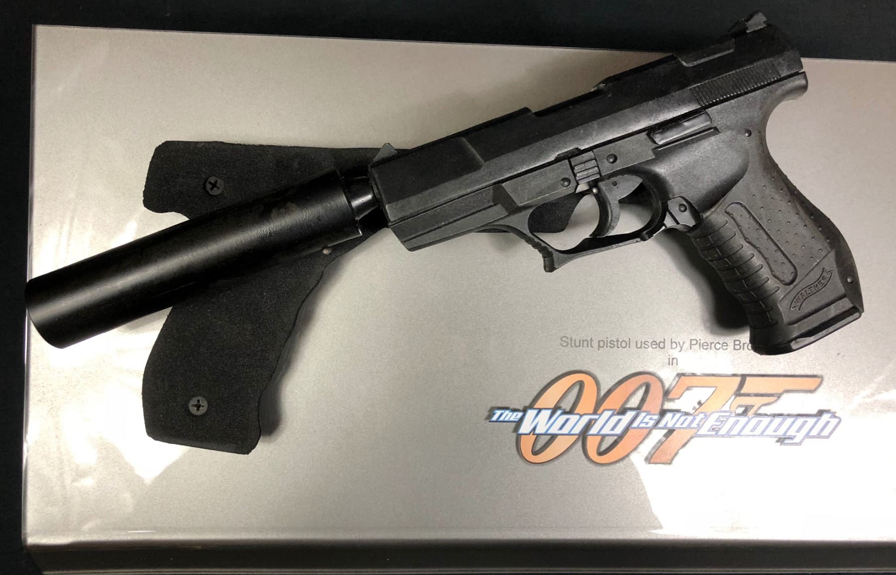 James Bond - The World Is Not Enough (1999) - Pierce Brosnan Walther ...