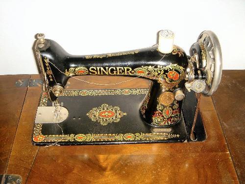 ANTIQUE SINGER SEWING MACHINE IN CABINET