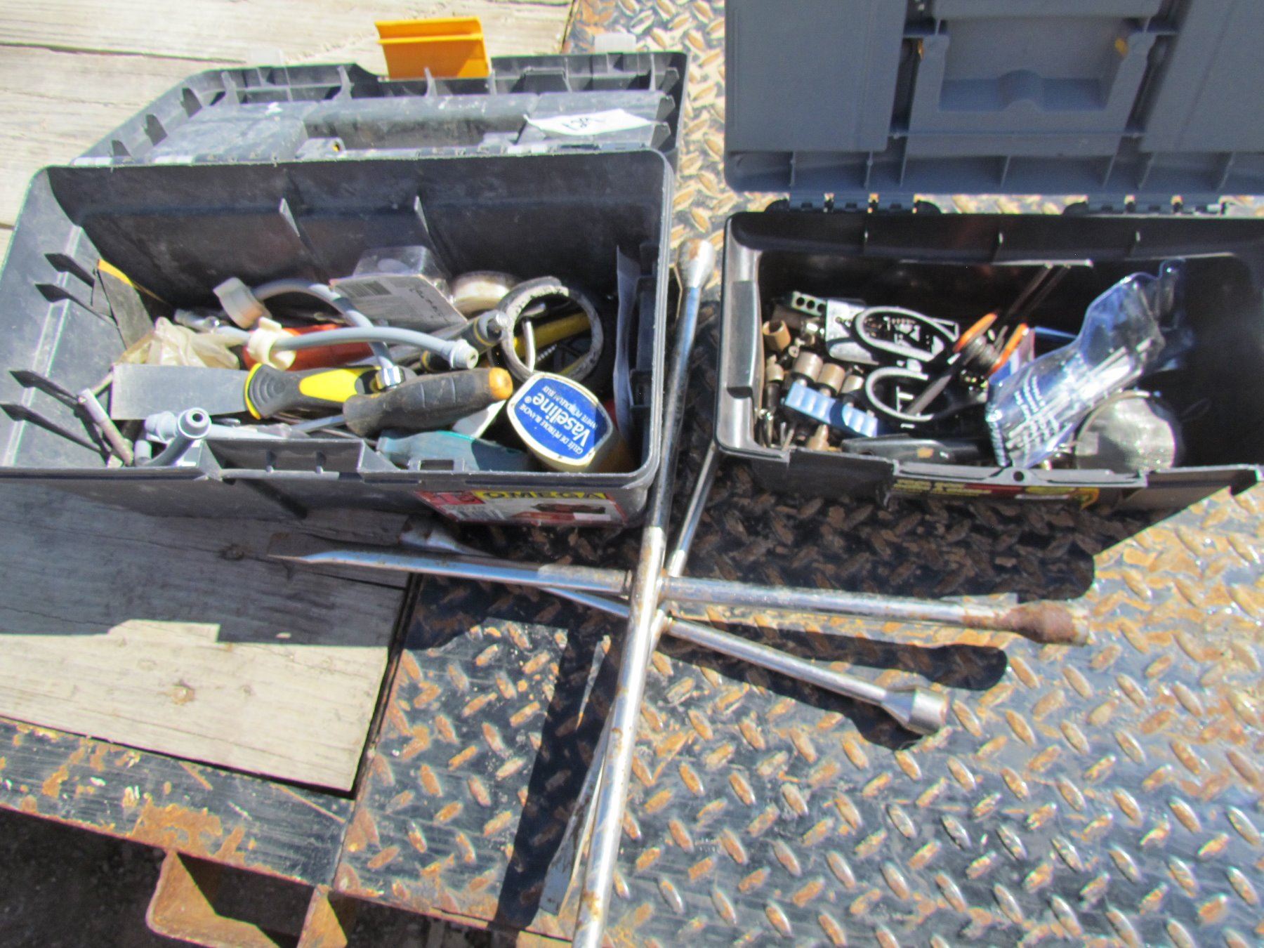 LOT OF 2 TOOL BOXES (MISC TOOLS, 2 SPEED WRENCHES) - Schmalz Auctions