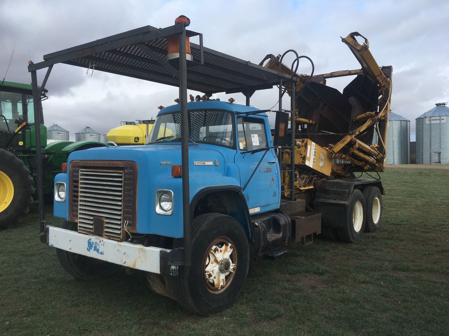 1978 Ford Tandem Axle Tree moving truck SND0715HCA29538. VerMeer TS-66T ...