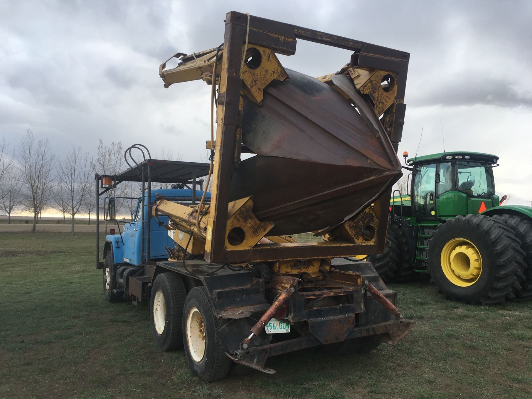 1978 Ford Tandem Axle Tree moving truck SND0715HCA29538. VerMeer TS-66T ...