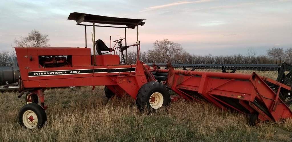 IH 4000 Windrower Swather, 1978