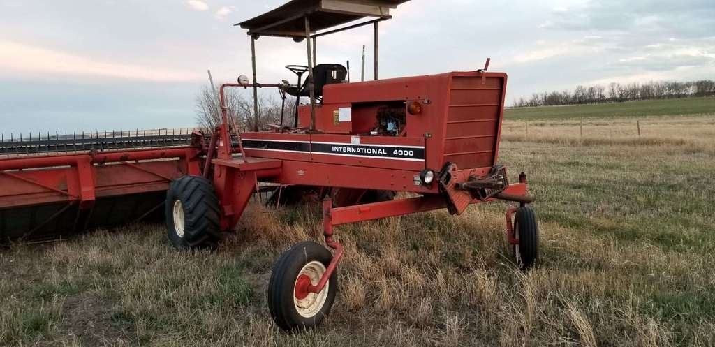 IH 4000 Windrower Swather, 1978