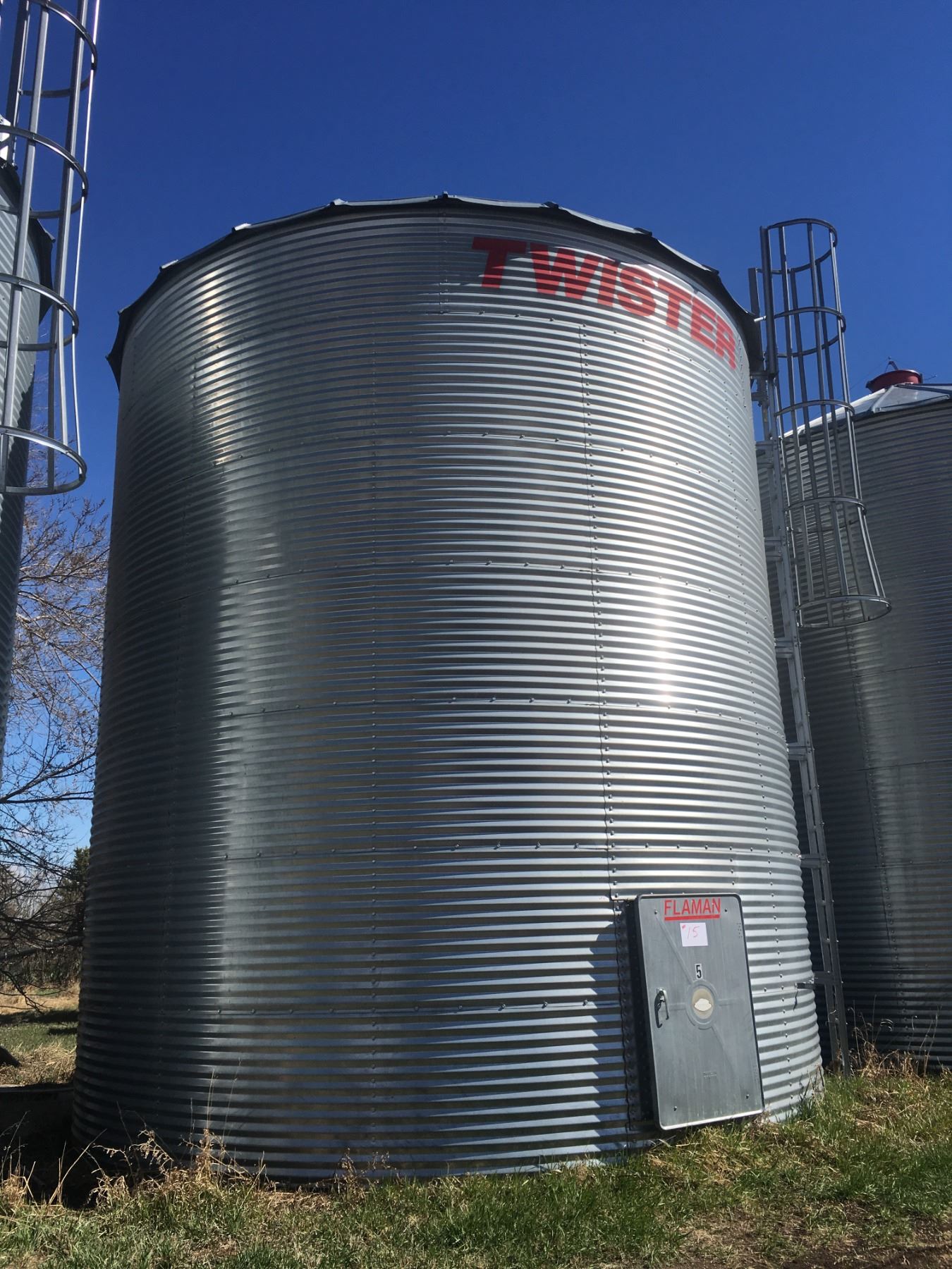 Twister Grain Bin 5900 bushel with flat bottom reinforced steel floors