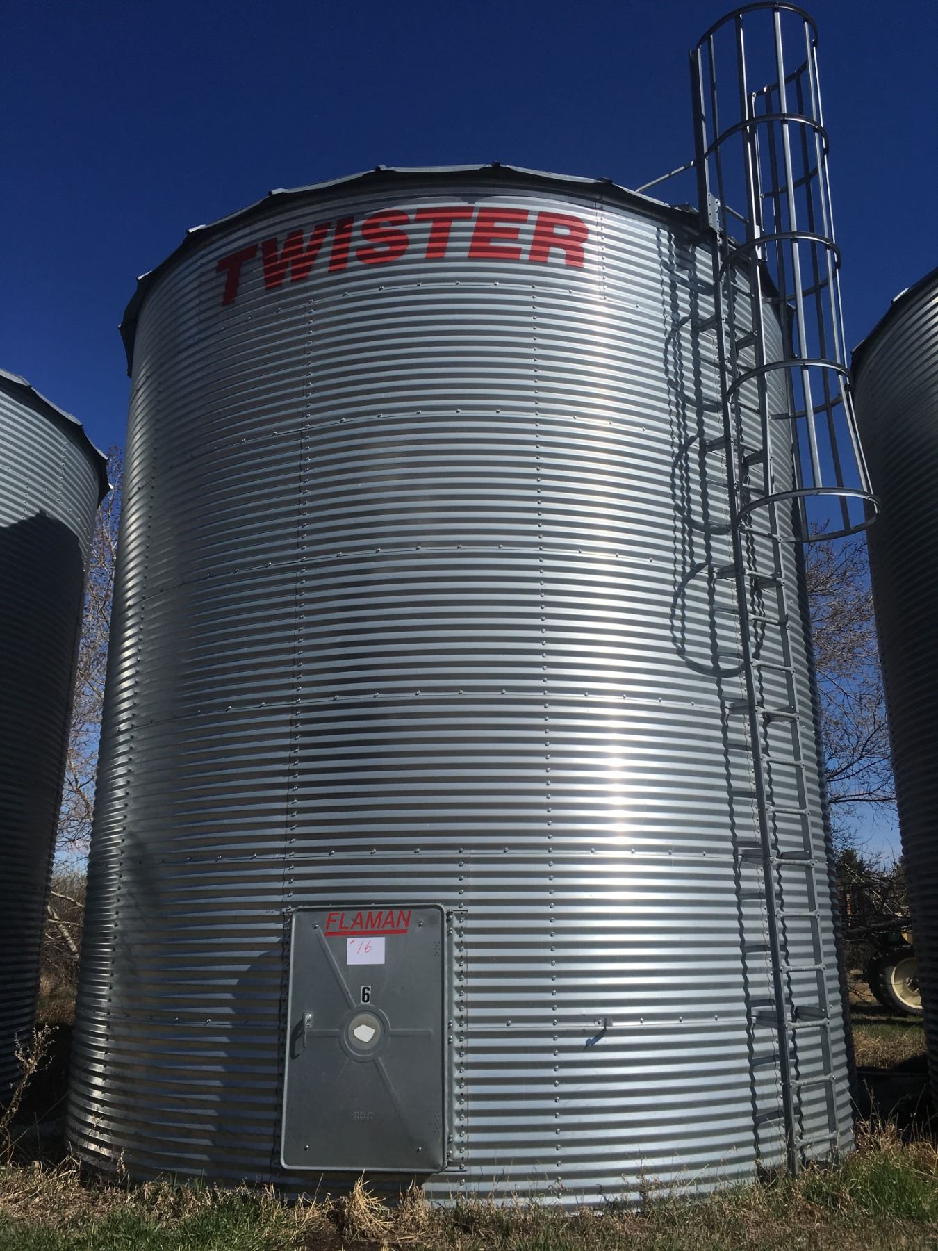 Twister Grain Bin 5900 bushel with flat bottom reinforced steel floors