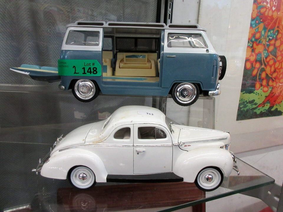 Die Cast 1:18 Scale Model Ford & Volkswagen Van